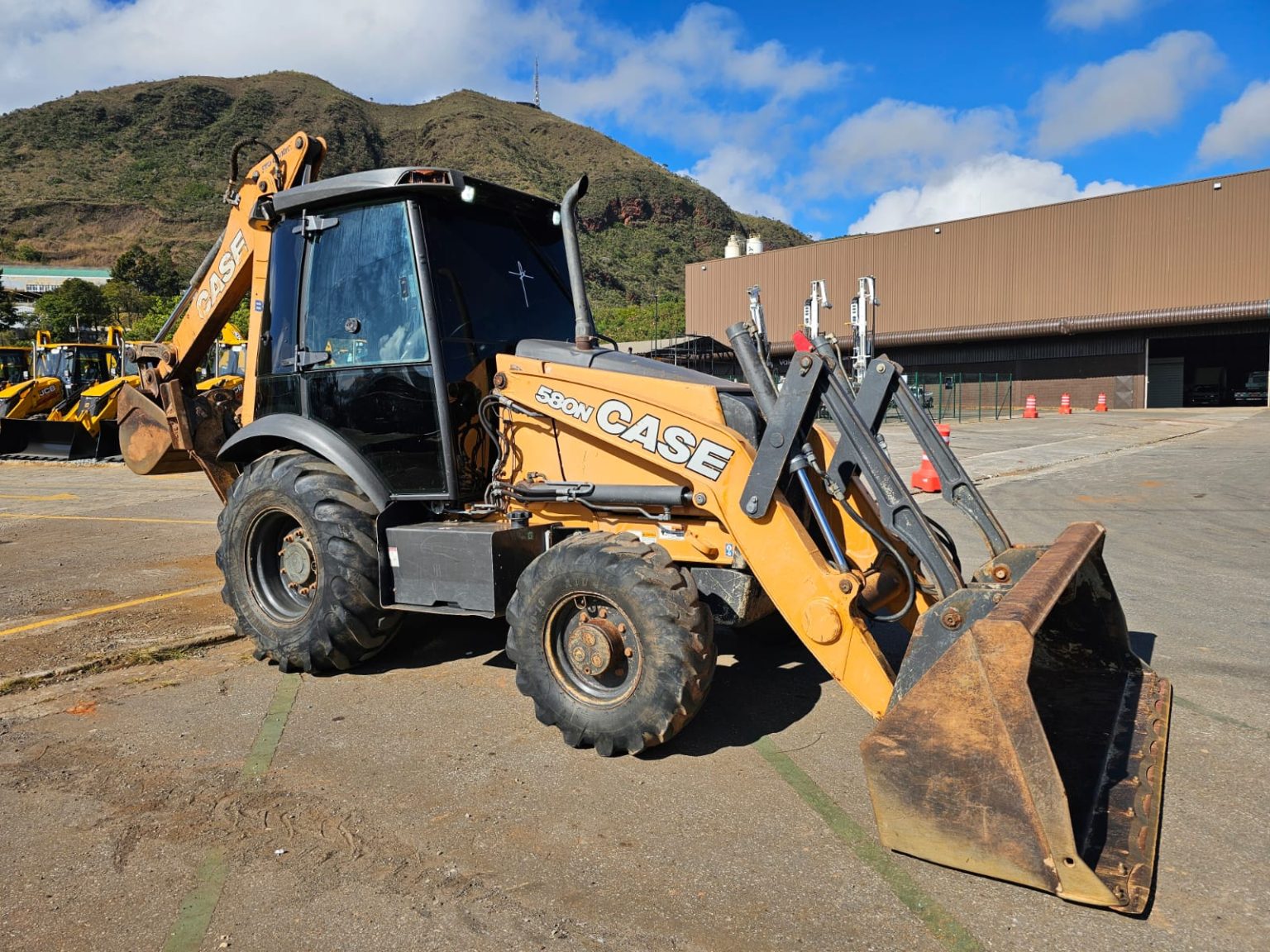 RETROESCAVADEIRA CASE MODELO 580N 2020 – Valence JCB
